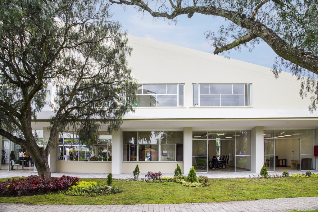 Club Jacarandá: Renovada Arquitectura - CLAVE!